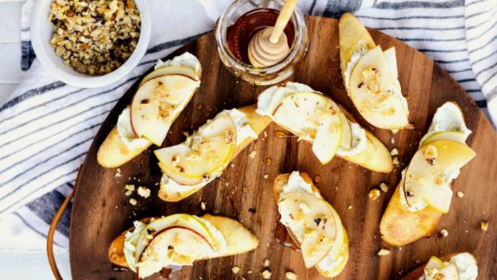 Blue Cheese & Pear Crostini – Rusty Hinges Ranch